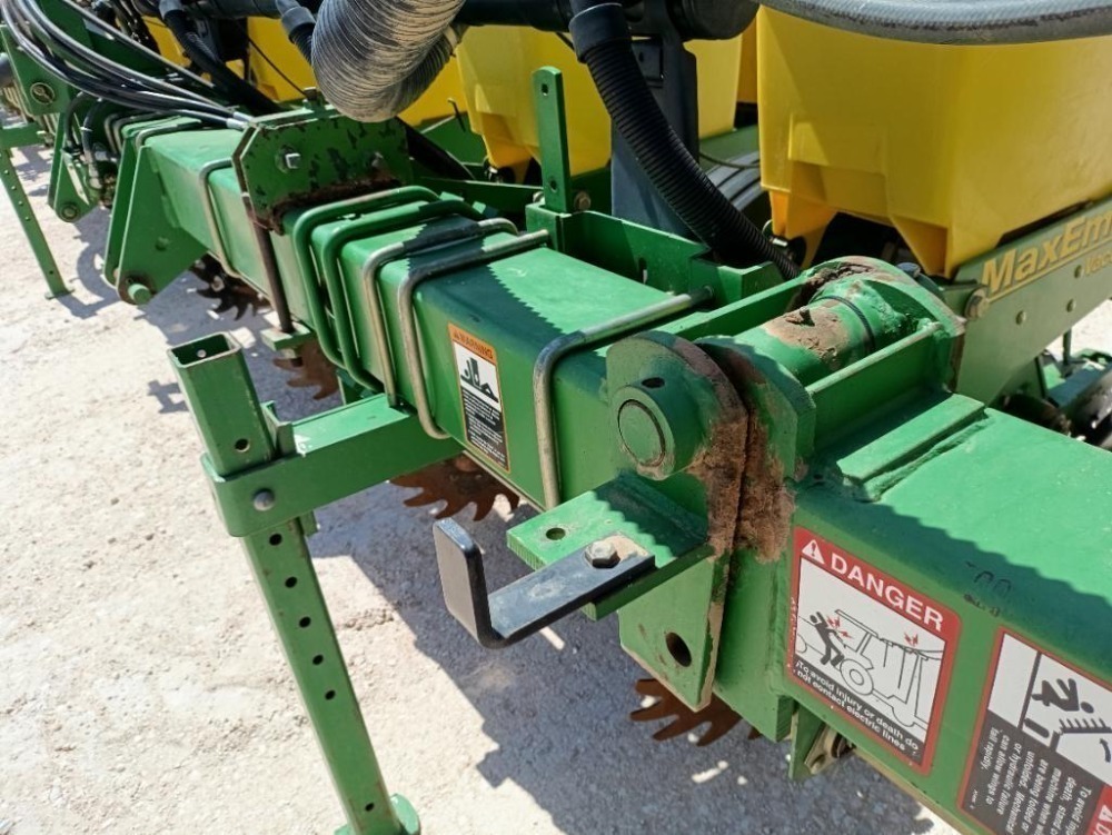 12 Row John Deere 1710 Vacuum Planter ( No Monitor )